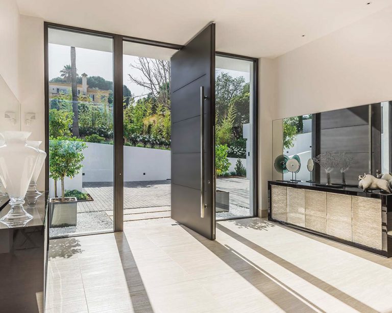 PIVOT Aluminium Front Reynaers Doors | Domadeco